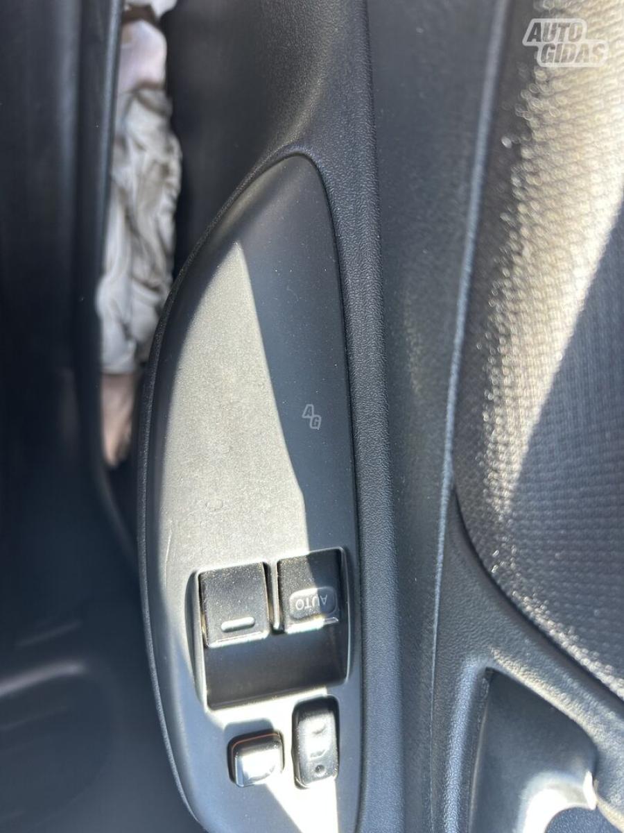 Melns Toyota Yaris 2005 Viļņa, ar dzinēja tilpumu 1.00 L un nobraukumu 164 tūkst. km par 399 €, foto 24 vietnē AUTOMOTO.COM.LV