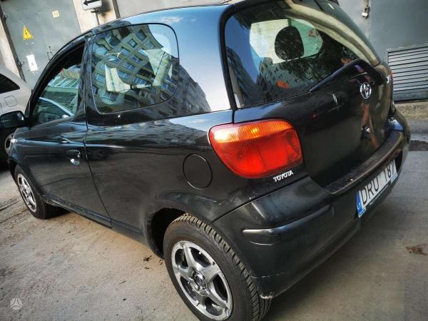 Melns Toyota Yaris 2005 Viļņa, ar dzinēja tilpumu 1.30 L un nobraukumu 123 tūkst. km par 2550 €, foto 5 vietnē AUTOMOTO.COM.LV