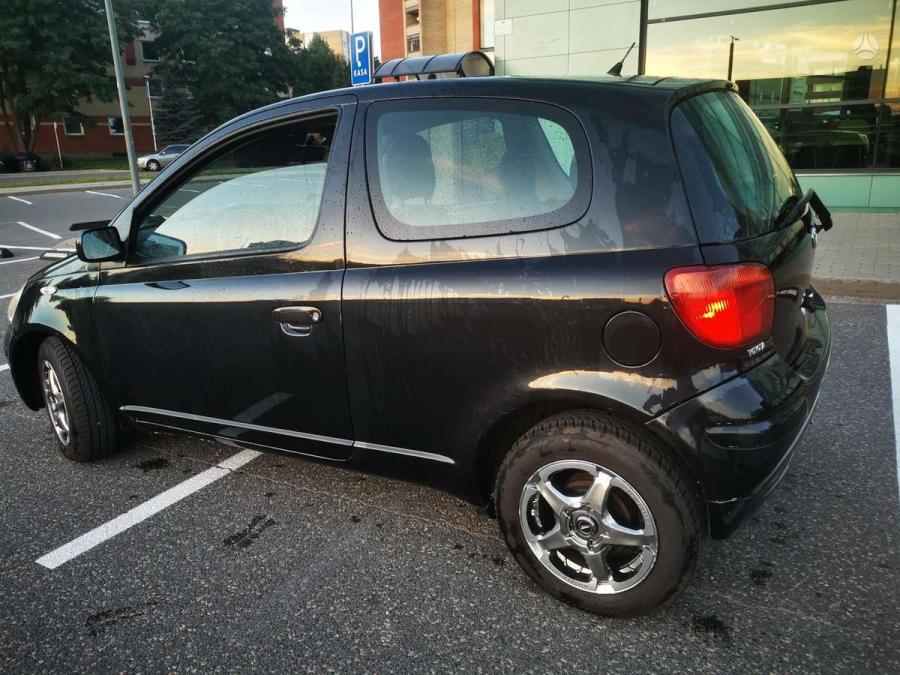 Melns Toyota Yaris 2005 Viļņa, ar dzinēja tilpumu 1.30 L un nobraukumu 124 tūkst. km par 2550 €, foto 5 vietnē AUTOMOTO.COM.LV