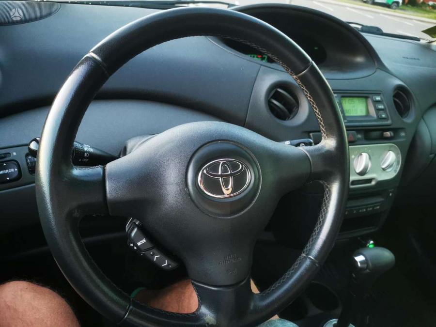 Melns Toyota Yaris 2005 Viļņa, ar dzinēja tilpumu 1.30 L un nobraukumu 124 tūkst. km par 2550 €, foto 9 vietnē AUTOMOTO.COM.LV