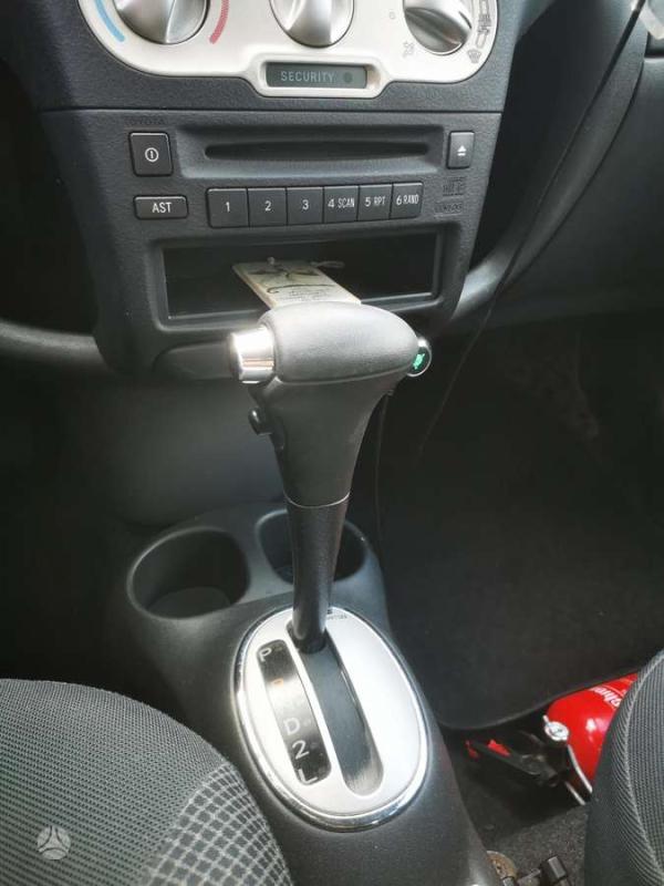 Melns Toyota Yaris 2005 Viļņa, ar dzinēja tilpumu 1.30 L un nobraukumu 126 tūkst. km par 2450 €, foto 4 vietnē AUTOMOTO.COM.LV