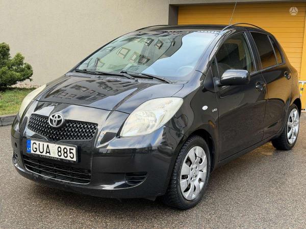 Melns Toyota Yaris 2006 Viļņa, ar dzinēja tilpumu 1.40 L un nobraukumu 245 tūkst. km par 2200 €, foto 1 vietnē AUTOMOTO.COM.LV