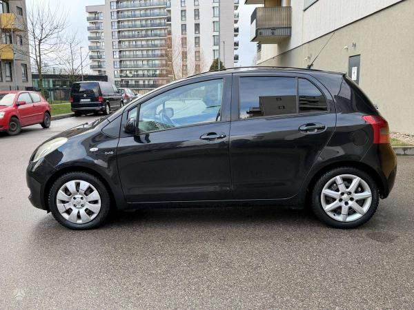 Melns Toyota Yaris 2006 Viļņa, ar dzinēja tilpumu 1.40 L un nobraukumu 245 tūkst. km par 2200 €, foto 3 vietnē AUTOMOTO.COM.LV