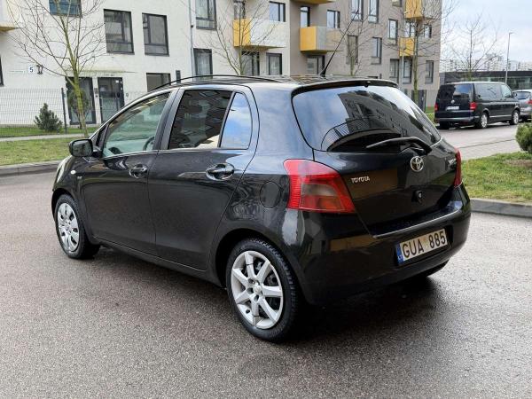 Melns Toyota Yaris 2006 Viļņa, ar dzinēja tilpumu 1.40 L un nobraukumu 245 tūkst. km par 2200 €, foto 4 vietnē AUTOMOTO.COM.LV