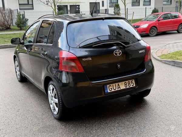 Melns Toyota Yaris 2006 Viļņa, ar dzinēja tilpumu 1.40 L un nobraukumu 245 tūkst. km par 2200 €, foto 5 vietnē AUTOMOTO.COM.LV