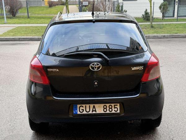 Melns Toyota Yaris 2006 Viļņa, ar dzinēja tilpumu 1.40 L un nobraukumu 245 tūkst. km par 2200 €, foto 6 vietnē AUTOMOTO.COM.LV