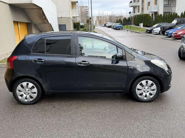 Melns Toyota Yaris 2006 Viļņa, ar dzinēja tilpumu 1.40 L un nobraukumu 245 tūkst. km par 2200 €, foto 9 vietnē AUTOMOTO.COM.LV