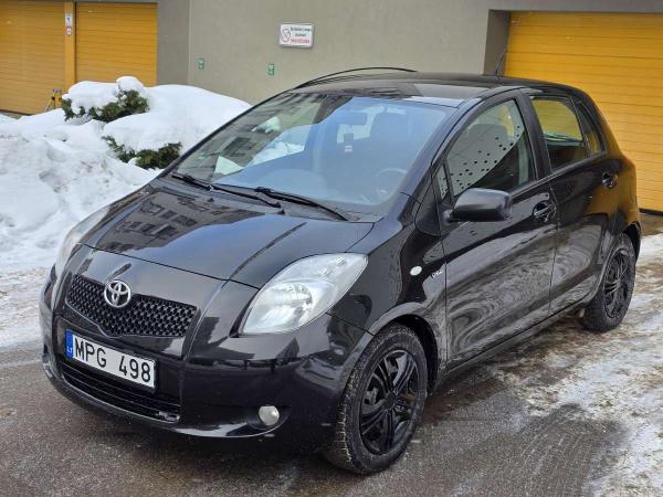Melns Toyota Yaris 2006 Viļņa, ar dzinēja tilpumu 1.36 L un nobraukumu 230 tūkst. km par 2800 €, foto 1 vietnē AUTOMOTO.COM.LV