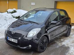Melns Toyota Yaris 2006 Viļņa, ar dzinēja tilpumu 1.36 L un nobraukumu 230 tūkst. km par 2800 €, foto  vietnē AUTOMOTO.COM.LV