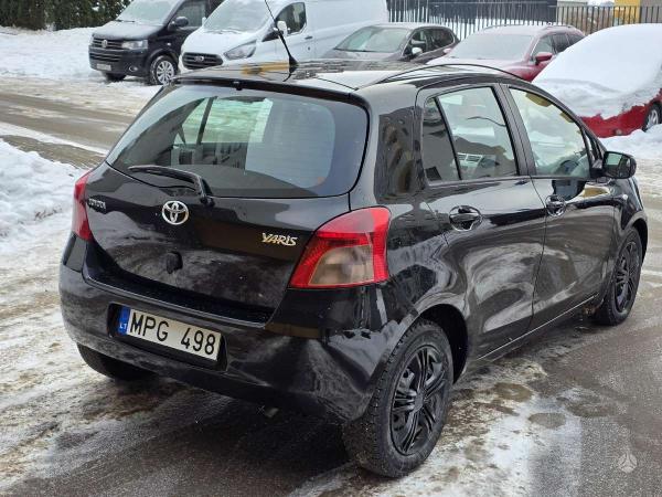 Melns Toyota Yaris 2006 Viļņa, ar dzinēja tilpumu 1.36 L un nobraukumu 230 tūkst. km par 2800 €, foto 3 vietnē AUTOMOTO.COM.LV