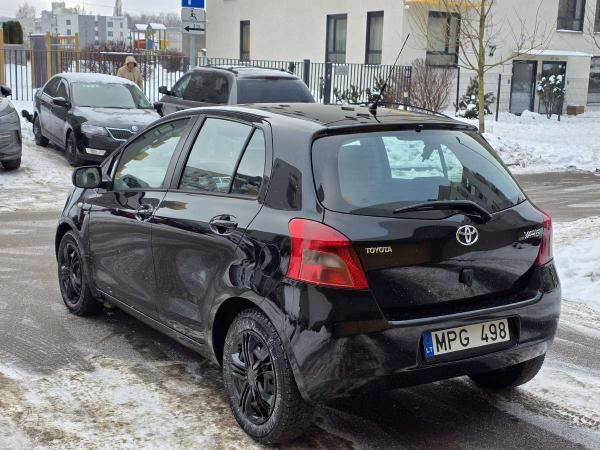 Melns Toyota Yaris 2006 Viļņa, ar dzinēja tilpumu 1.36 L un nobraukumu 230 tūkst. km par 2800 €, foto 4 vietnē AUTOMOTO.COM.LV