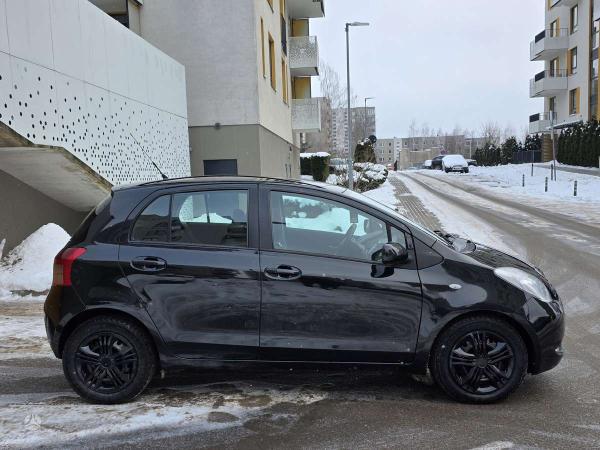 Melns Toyota Yaris 2006 Viļņa, ar dzinēja tilpumu 1.36 L un nobraukumu 230 tūkst. km par 2800 €, foto 5 vietnē AUTOMOTO.COM.LV