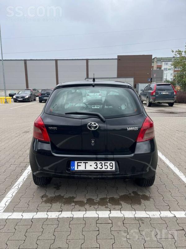 Black Toyota Yaris 2006 in Riga, with an engine capacity of 1.30 L and mileage of 224 thousand km for 1600 €, photo 3 on AUTOMOTO.COM.LV