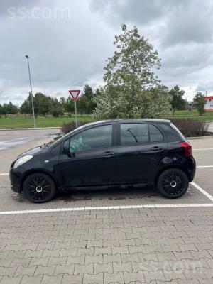 Black Toyota Yaris 2006 in Riga, with an engine capacity of 1.30 L and mileage of 224 thousand km for 1600 €, photo 4 on AUTOMOTO.COM.LV