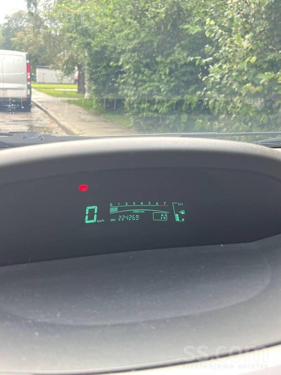 Black Toyota Yaris 2006 in Riga, with an engine capacity of 1.30 L and mileage of 224 thousand km for 1600 €, photo 6 on AUTOMOTO.COM.LV