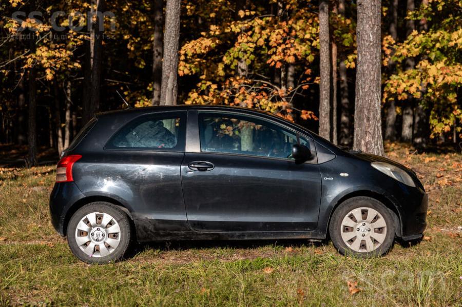 Melns Toyota Yaris 2006 Rīga, ar dzinēja tilpumu 1.40 L un nobraukumu 285 tūkst. km par 1500 €, foto 3 vietnē AUTOMOTO.COM.LV
