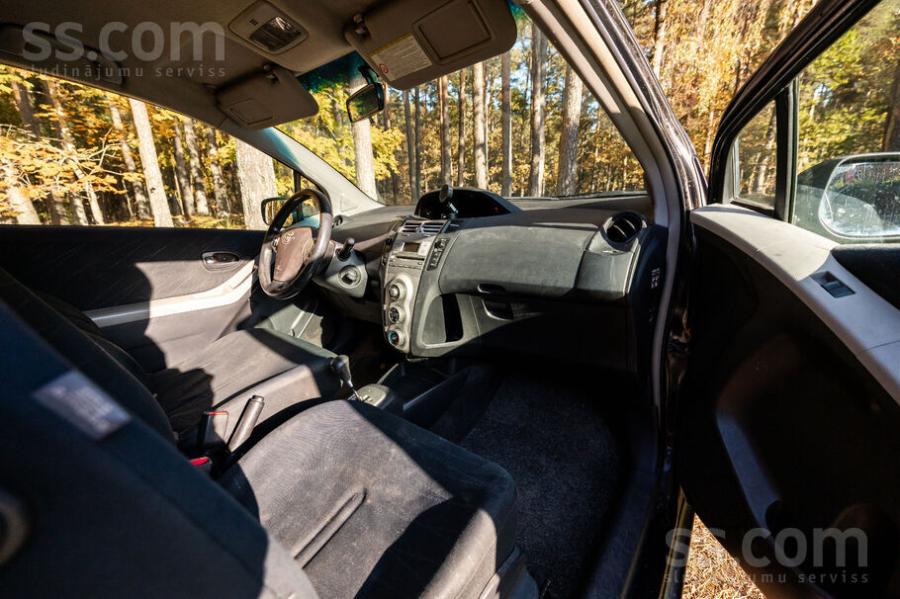 Melns Toyota Yaris 2006 Rīga, ar dzinēja tilpumu 1.40 L un nobraukumu 285 tūkst. km par 1500 €, foto 12 vietnē AUTOMOTO.COM.LV