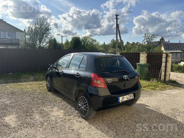 Black Toyota Yaris 2007 in Rezekne, with an engine capacity of 1.30 L and mileage of 238 thousand km for 2899 €, photo 3 on AUTOMOTO.COM.LV