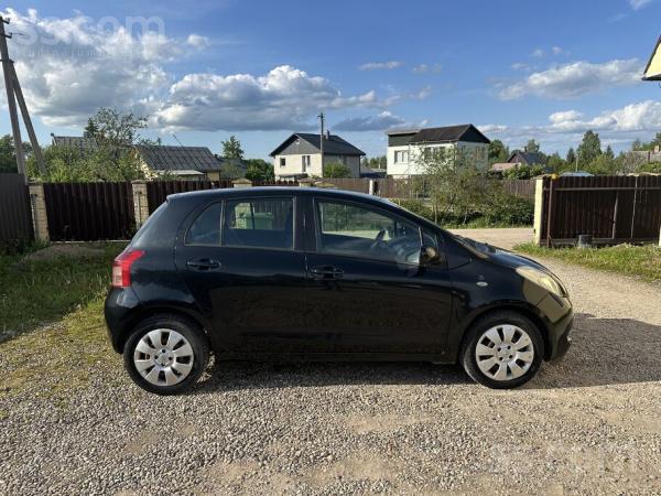 Black Toyota Yaris 2007 in Rezekne, with an engine capacity of 1.30 L and mileage of 238 thousand km for 2899 €, photo 5 on AUTOMOTO.COM.LV