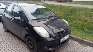Melns Toyota Yaris 2007 Viļņa, ar dzinēja tilpumu 1.36 L un nobraukumu 280 tūkst. km par 900 €, foto  vietnē AUTOMOTO.COM.LV
