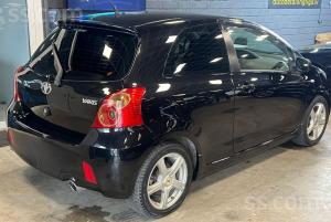 Melns Toyota Yaris 2007 Rīga, ar dzinēja tilpumu 1.80 L un nobraukumu 313 tūkst. km par 2899 €, foto  vietnē AUTOMOTO.COM.LV