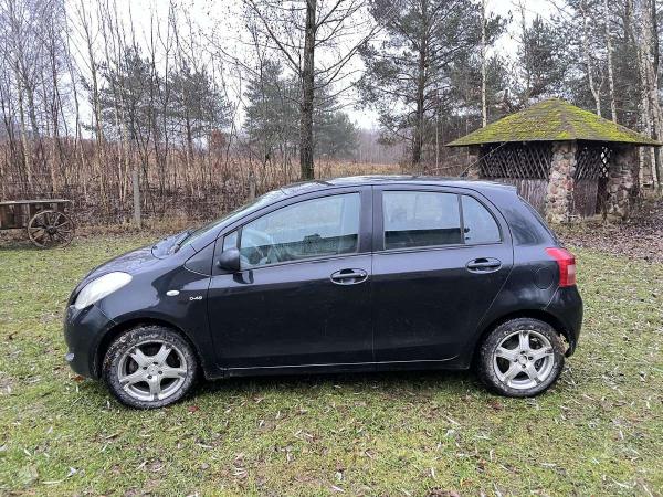 Black Toyota Yaris 2007 in Vilnius, with an engine capacity of 1.36 L and mileage of 200 thousand km for 1650 €, photo 2 on AUTOMOTO.COM.LV