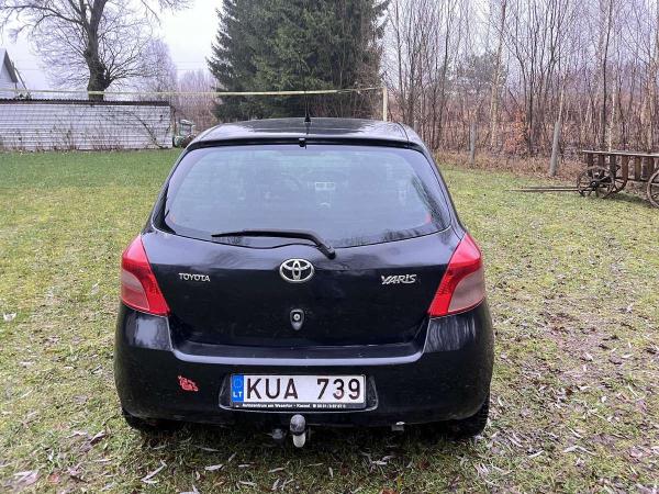 Black Toyota Yaris 2007 in Vilnius, with an engine capacity of 1.36 L and mileage of 200 thousand km for 1650 €, photo 4 on AUTOMOTO.COM.LV