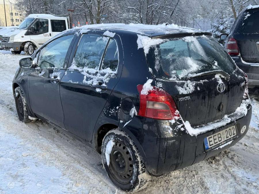 Black Toyota Yaris 2007 in Vilnius, with an engine capacity of 1.40 L and mileage of 269 thousand km for 700 €, photo 3 on AUTOMOTO.COM.LV