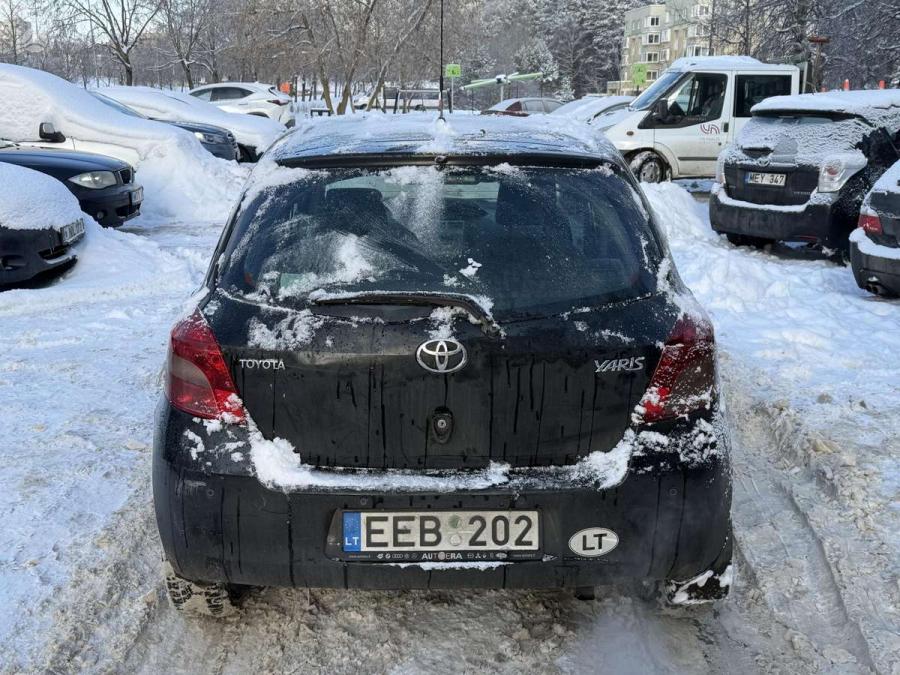 Black Toyota Yaris 2007 in Vilnius, with an engine capacity of 1.40 L and mileage of 269 thousand km for 700 €, photo 4 on AUTOMOTO.COM.LV