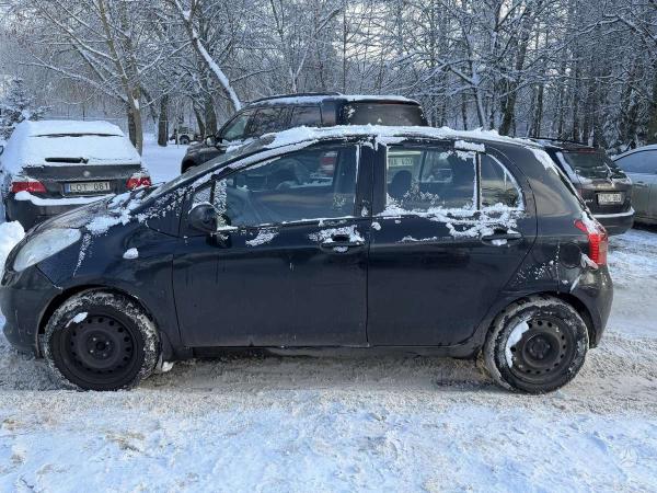 Black Toyota Yaris 2007 in Vilnius, with an engine capacity of 1.40 L and mileage of 269 thousand km for 700 €, photo 5 on AUTOMOTO.COM.LV