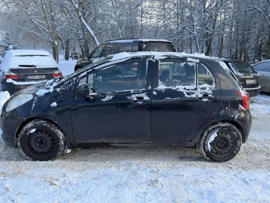 Black Toyota Yaris 2007 in Vilnius, with an engine capacity of 1.40 L and mileage of 269 thousand km for 700 €, photo 5 on AUTOMOTO.COM.LV