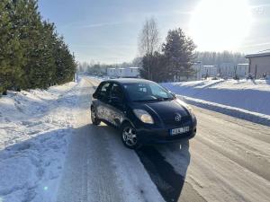 Melns Toyota Yaris 2007 Viļņa, ar dzinēja tilpumu 1.36 L un nobraukumu 330 tūkst. km par 1650 €, foto  vietnē AUTOMOTO.COM.LV