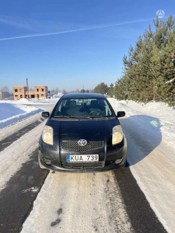 Melns Toyota Yaris 2007 Viļņa, ar dzinēja tilpumu 1.36 L un nobraukumu 330 tūkst. km par 1650 €, foto 3 vietnē AUTOMOTO.COM.LV