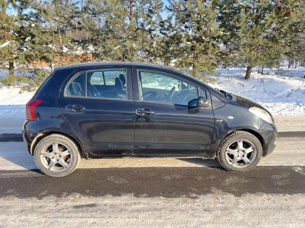 Melns Toyota Yaris 2007 Viļņa, ar dzinēja tilpumu 1.36 L un nobraukumu 330 tūkst. km par 1650 €, foto 5 vietnē AUTOMOTO.COM.LV