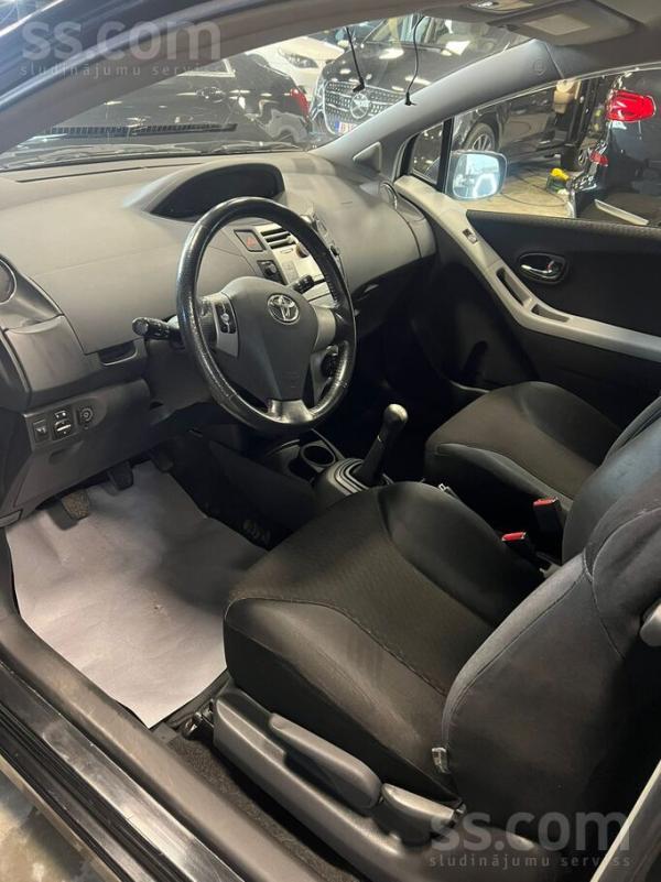 Black Toyota Yaris 2007 in Riga, with an engine capacity of 1.80 L and mileage of 313 thousand km for 2899 €, photo 3 on AUTOMOTO.COM.LV