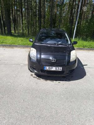 Black Toyota Yaris 2007 in Visaginas, with an engine capacity of 1.36 L and mileage of 300 thousand km for 1100 €, photo  on AUTOMOTO.COM.LV