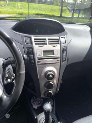 Black Toyota Yaris 2007 in Visaginas, with an engine capacity of 1.36 L and mileage of 300 thousand km for 1100 €, photo 3 on AUTOMOTO.COM.LV