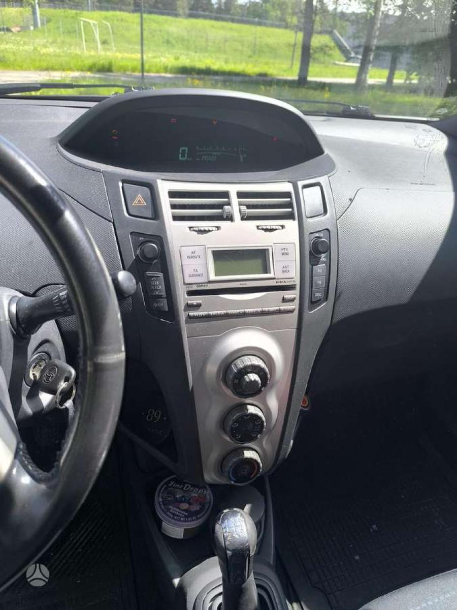 Black Toyota Yaris 2007 in Visaginas, with an engine capacity of 1.36 L and mileage of 300 thousand km for 1100 €, photo 3 on AUTOMOTO.COM.LV