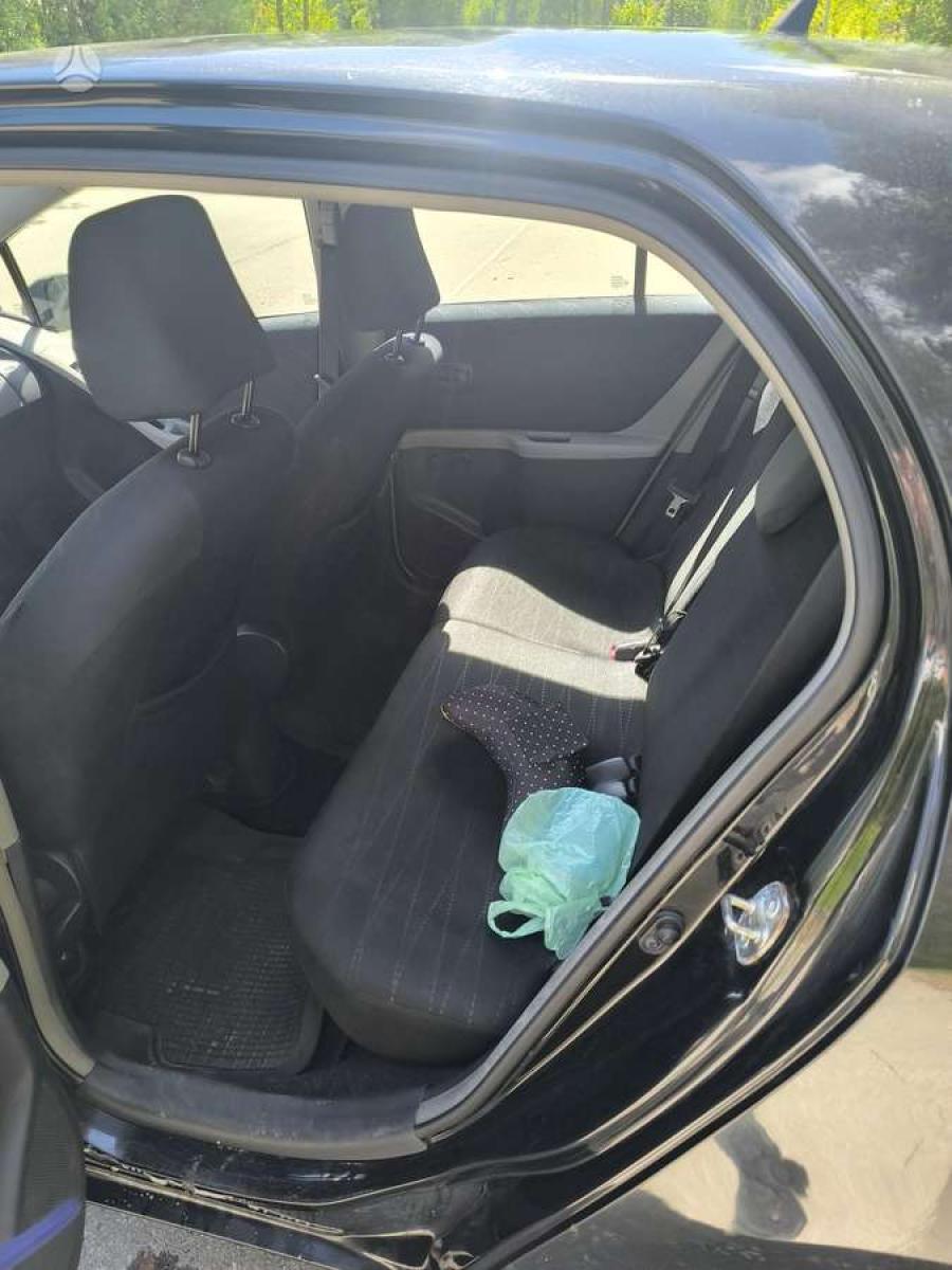 Black Toyota Yaris 2007 in Visaginas, with an engine capacity of 1.36 L and mileage of 300 thousand km for 1100 €, photo 5 on AUTOMOTO.COM.LV