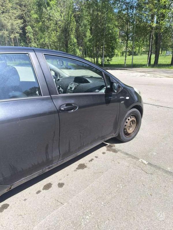 Black Toyota Yaris 2007 in Visaginas, with an engine capacity of 1.36 L and mileage of 300 thousand km for 1100 €, photo 6 on AUTOMOTO.COM.LV