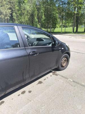 Black Toyota Yaris 2007 in Visaginas, with an engine capacity of 1.36 L and mileage of 300 thousand km for 1100 €, photo 7 on AUTOMOTO.COM.LV