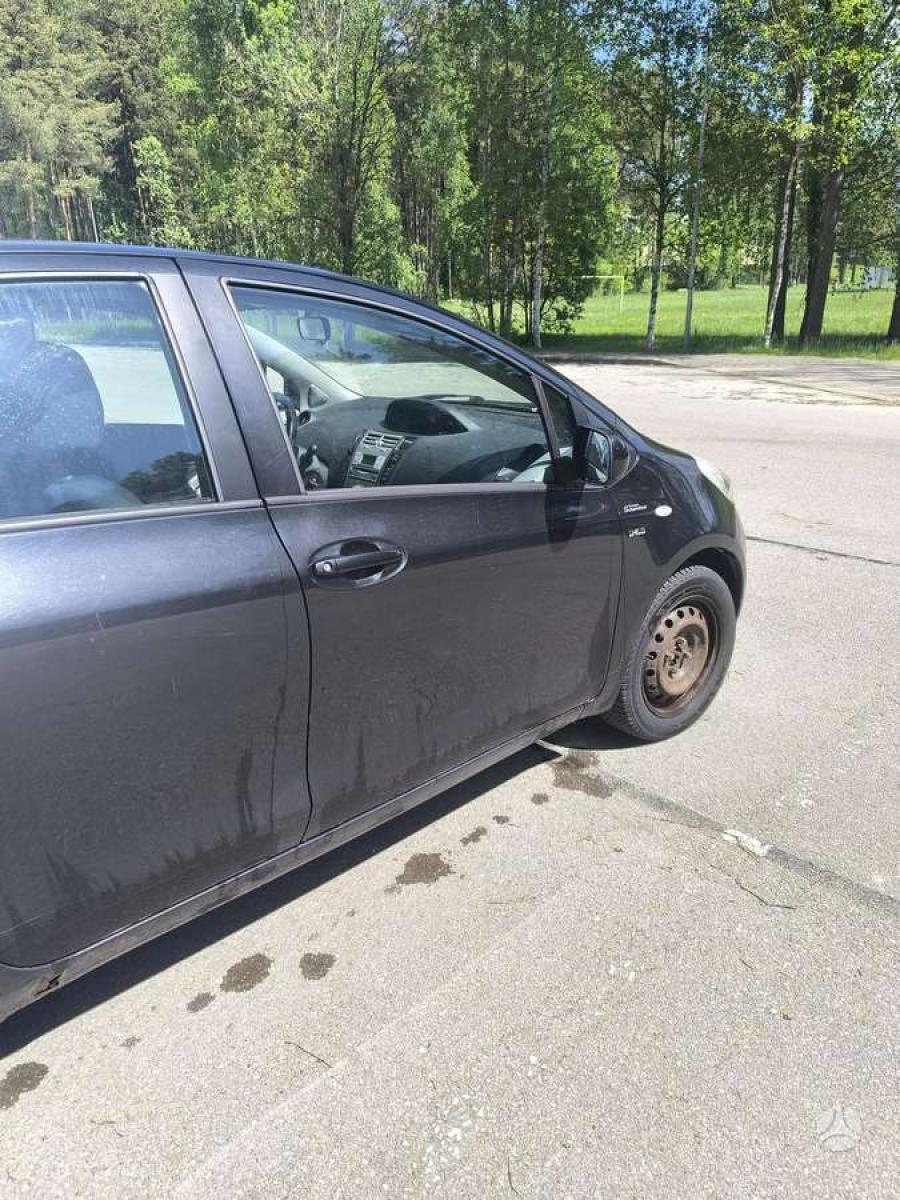 Black Toyota Yaris 2007 in Visaginas, with an engine capacity of 1.36 L and mileage of 300 thousand km for 1100 €, photo 7 on AUTOMOTO.COM.LV