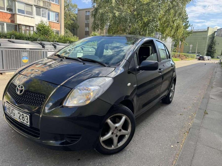 Melns Toyota Yaris 2007 Viļņa, ar dzinēja tilpumu 1.39 L un nobraukumu 275 tūkst. km par 1800 €, foto 3 vietnē AUTOMOTO.COM.LV