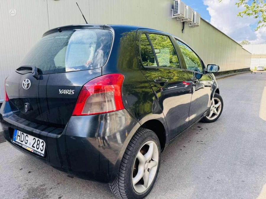 Melns Toyota Yaris 2007 Viļņa, ar dzinēja tilpumu 1.39 L un nobraukumu 275 tūkst. km par 1800 €, foto 6 vietnē AUTOMOTO.COM.LV