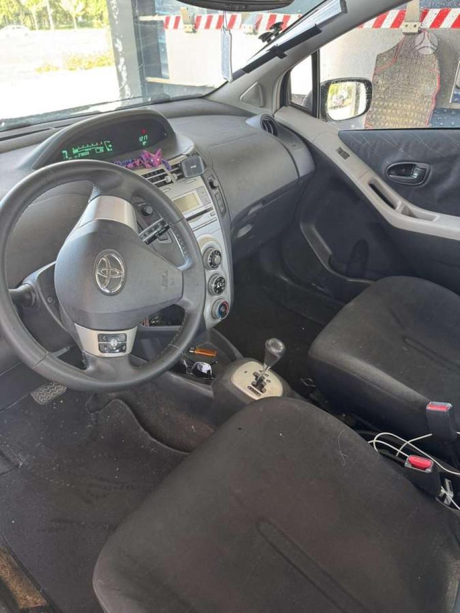 Melns Toyota Yaris 2007 Viļņa, ar dzinēja tilpumu 1.39 L un nobraukumu 275 tūkst. km par 1800 €, foto 12 vietnē AUTOMOTO.COM.LV
