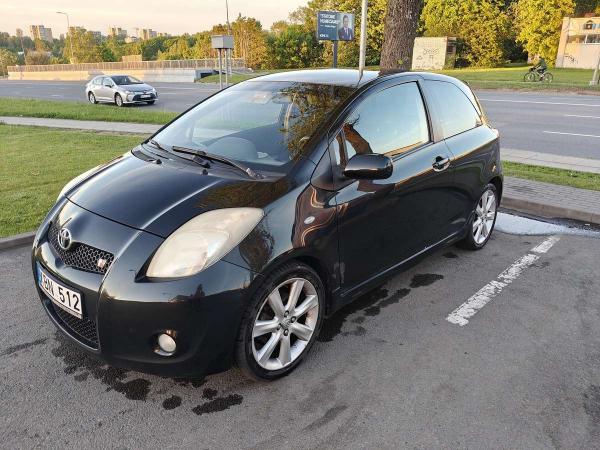 Melns Toyota Yaris 2007 Viļņa, ar dzinēja tilpumu 1.80 L un nobraukumu 242 tūkst. km par 2250 €, foto 3 vietnē AUTOMOTO.COM.LV