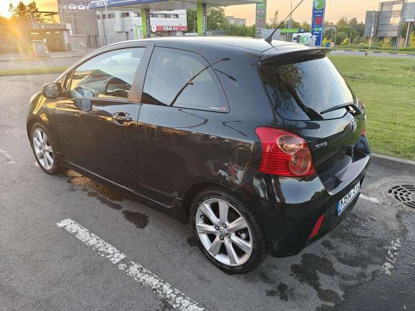 Melns Toyota Yaris 2007 Viļņa, ar dzinēja tilpumu 1.80 L un nobraukumu 242 tūkst. km par 2250 €, foto 4 vietnē AUTOMOTO.COM.LV