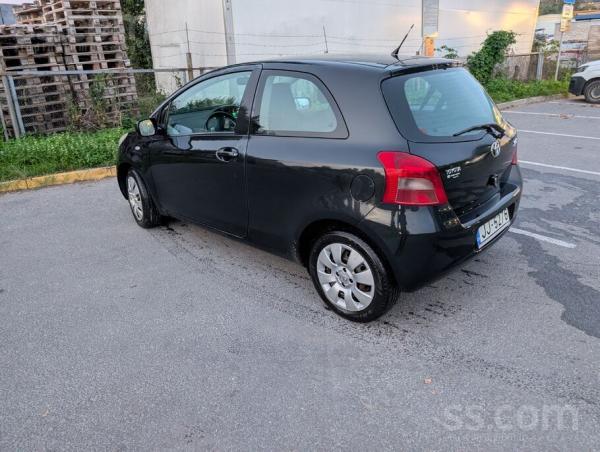 Black Toyota Yaris 2007 in Riga, with an engine capacity of 1.00 L and mileage of 233 thousand km for 1500 €, photo 1 on AUTOMOTO.COM.LV