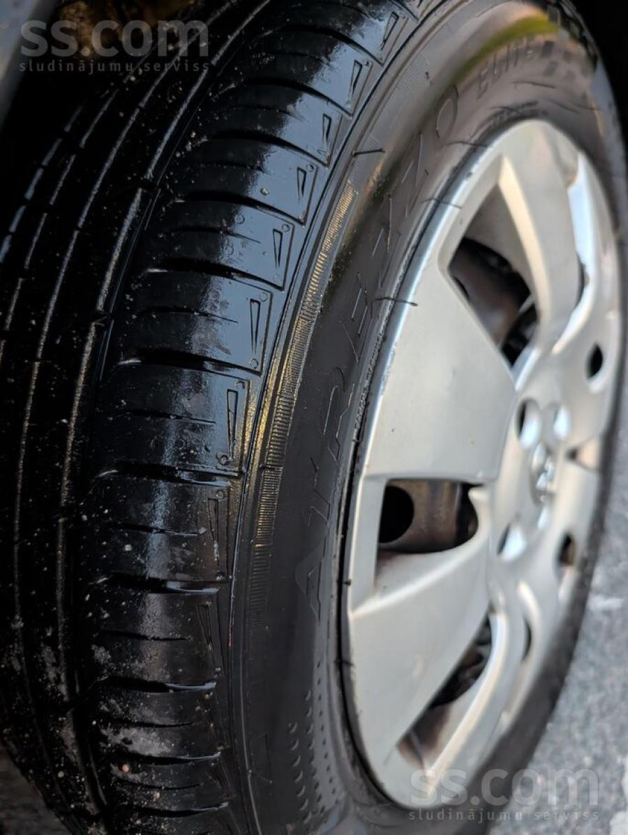 Melns Toyota Yaris 2007 Rīga, ar dzinēja tilpumu 1.00 L un nobraukumu 233 tūkst. km par 1500 €, foto 4 vietnē AUTOMOTO.COM.LV