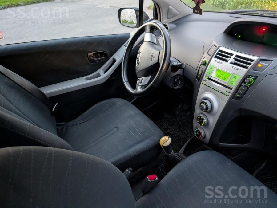 Melns Toyota Yaris 2007 Rīga, ar dzinēja tilpumu 1.00 L un nobraukumu 233 tūkst. km par 1500 €, foto 5 vietnē AUTOMOTO.COM.LV
